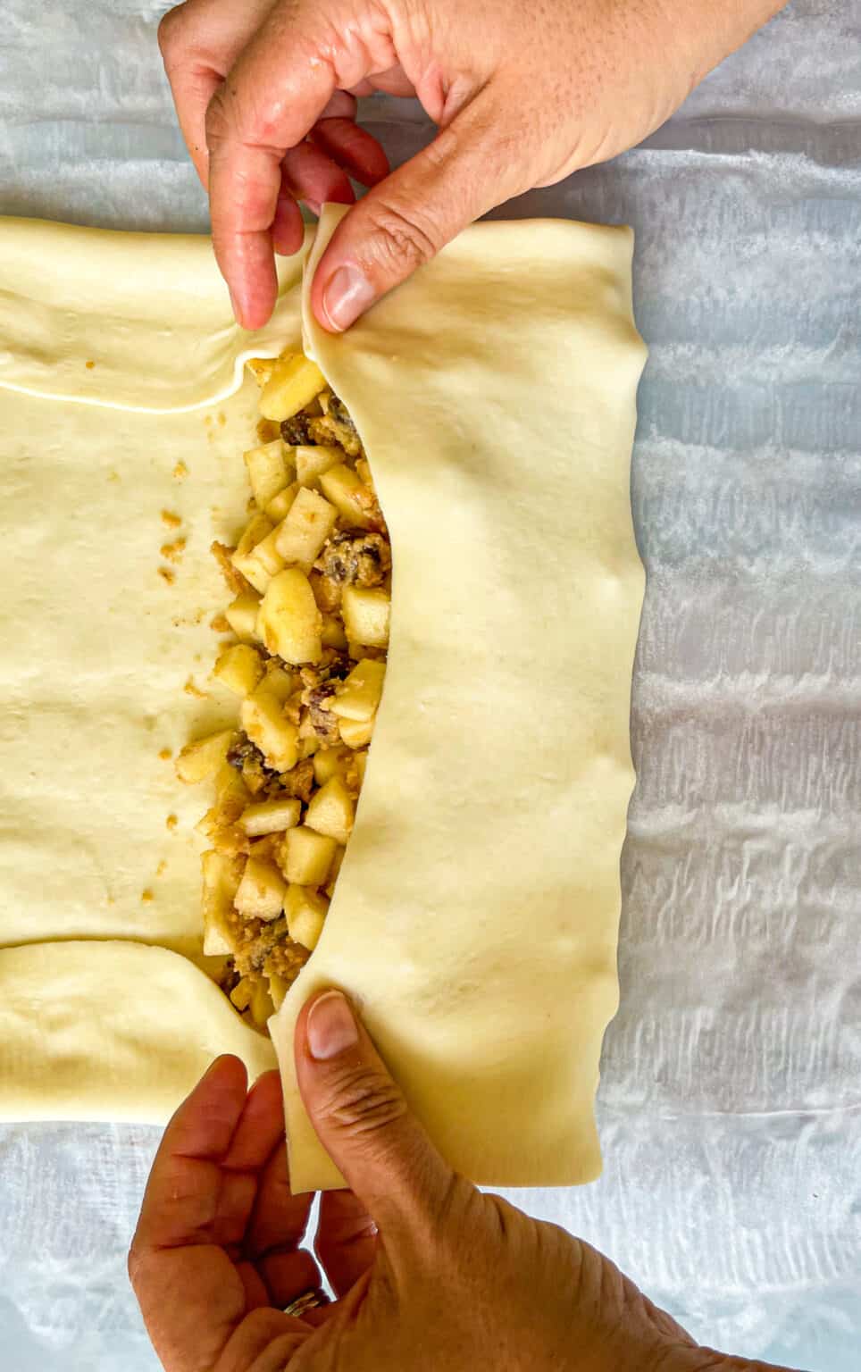 Easy Homemade German Apple Strudel Recipe with Puff Pastry - Weekday ...
